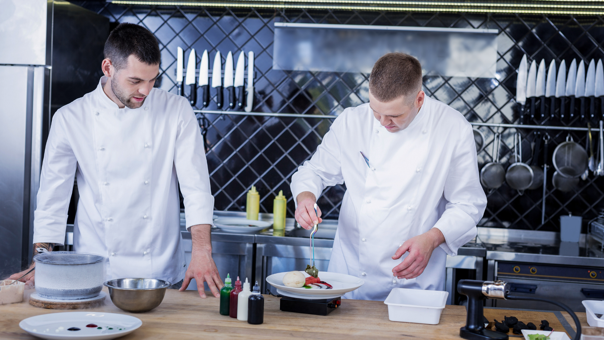 Fachkraft für Gastronomie: Aufgaben, Gehalt & Ausbildung | DISH